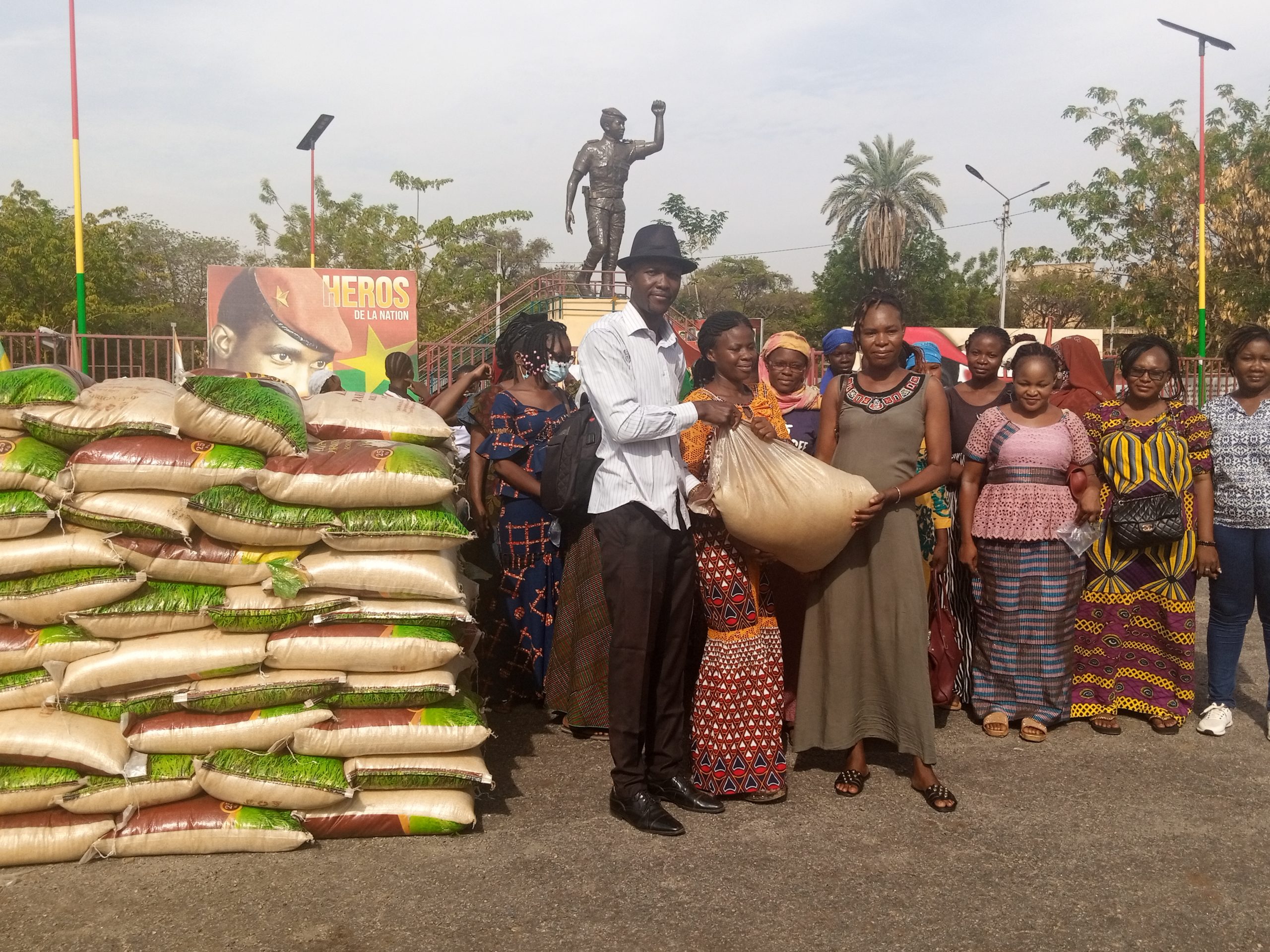 Solidarité : Ibrahim Maïga vient en aide aux veuves des FDS – Les ...